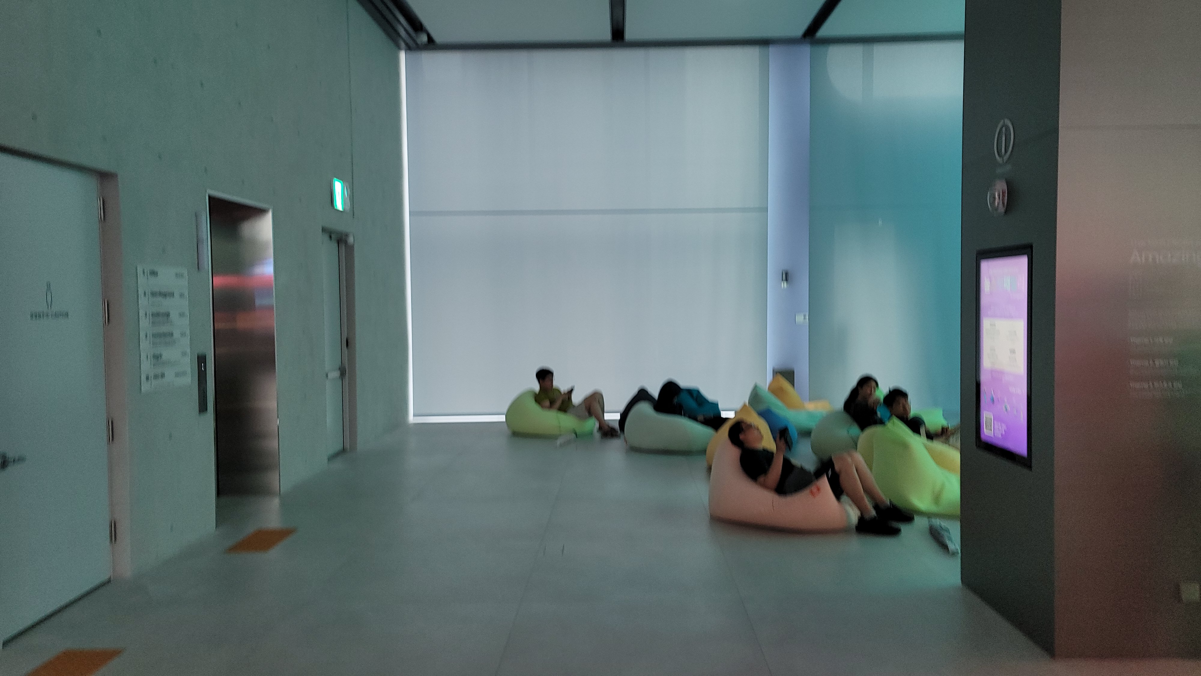 FLINT "600인치 OLED 가 있는 삼성 강남 플래그쉽 스토어" - Vortex Gaming