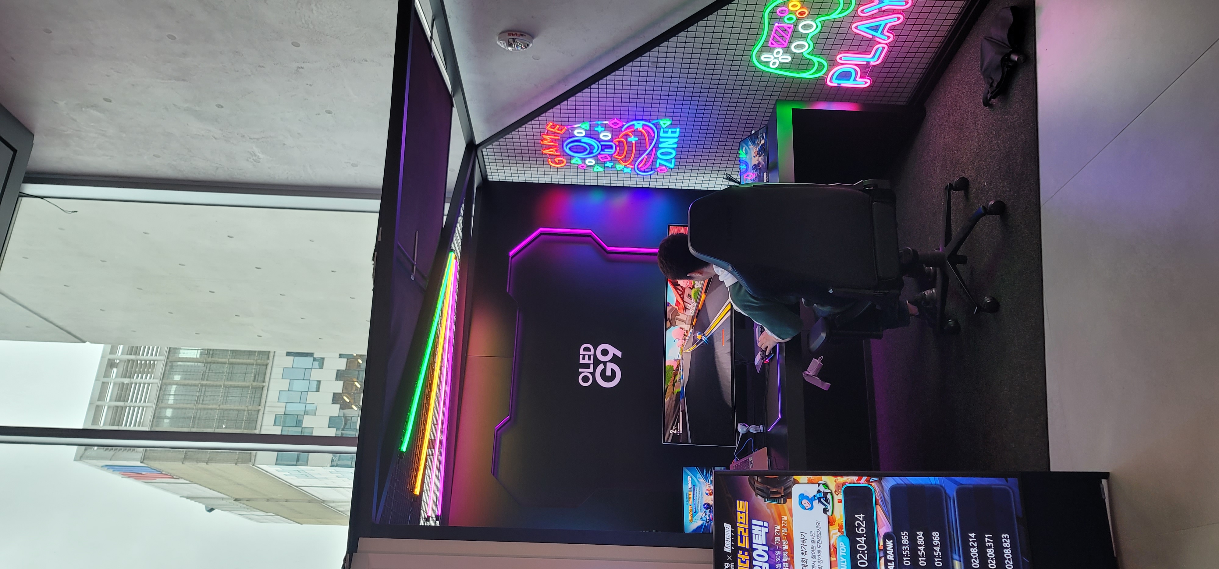 FLINT "600인치 OLED 가 있는 삼성 강남 플래그쉽 스토어" - Vortex Gaming